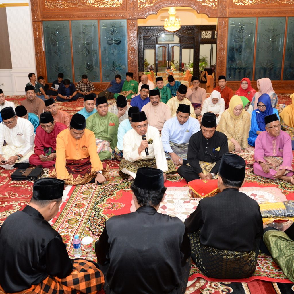 Merisik Pemberian Gelar Datuk Setia Amanah kepada Gubri oleh Lembaga ...